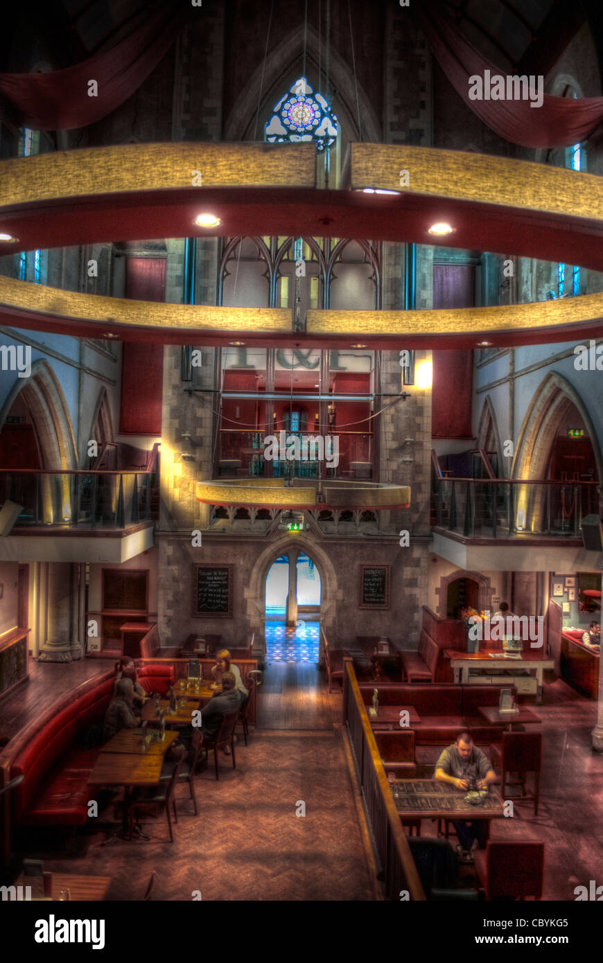 HDR-Foto von einer umgebauten Kirche, die jetzt eine Top End Bar in ...