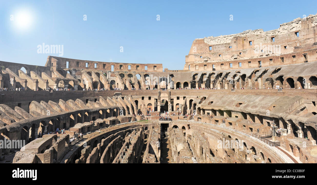 Gewölbte antike Fassade des alten europäischen Monument ...