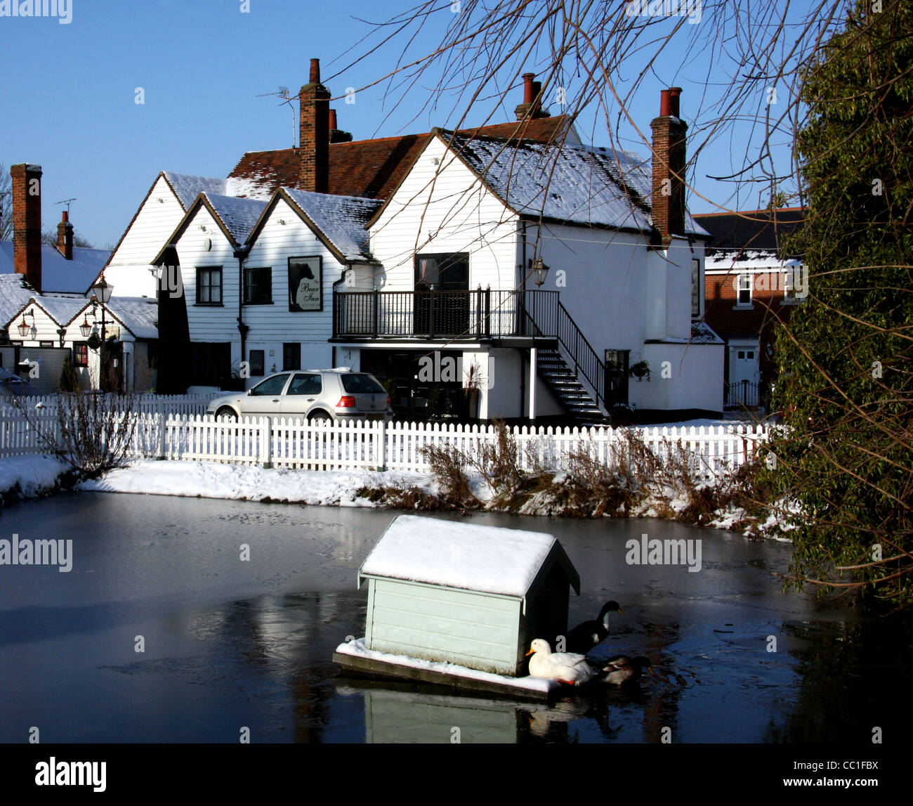 Enten teich eingzaunt -Fotos und -Bildmaterial in hoher Auflösung – Alamy