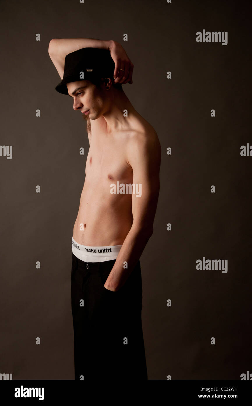 Eine schlanke dünne schlanke späten teenboy junger Mann Erwachsenen ... Eine schlanke dünne schlanke späten teenboy junger Mann Erwachsenen ...