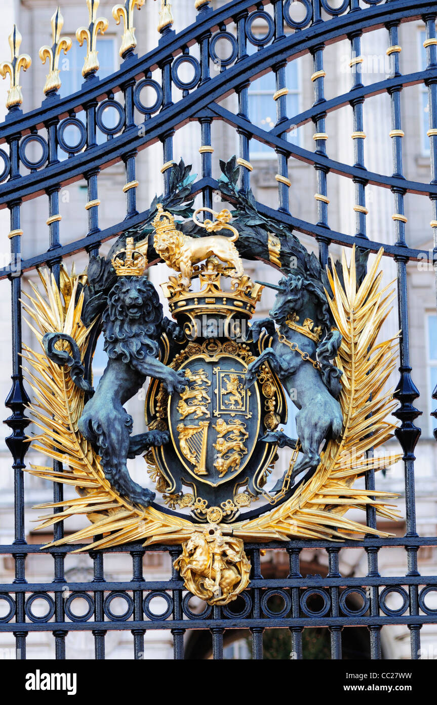 Wappen an den Toren des Buckingham Palace, London, England, UK ...