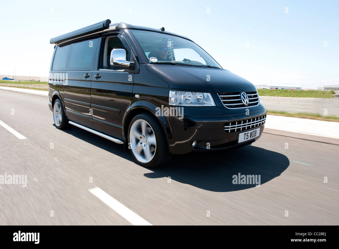 Volkswagen VW T5 California Wohnmobil fahren Stockfotografie - Alamy
