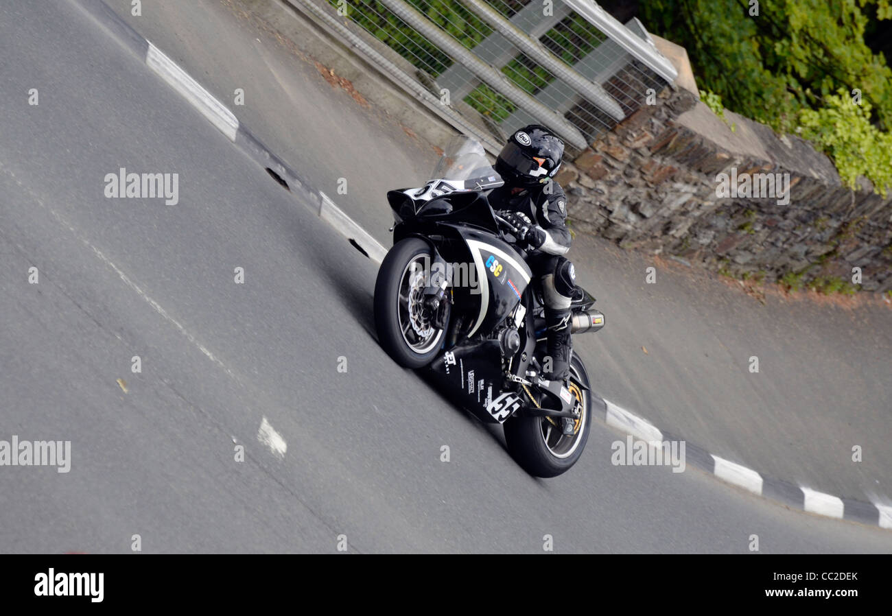 übers knie legen -Fotos und -Bildmaterial in hoher Auflösung – Alamy