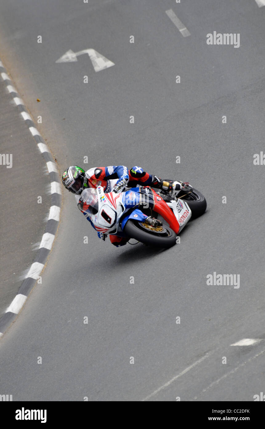 übers knie legen -Fotos und -Bildmaterial in hoher Auflösung – Alamy