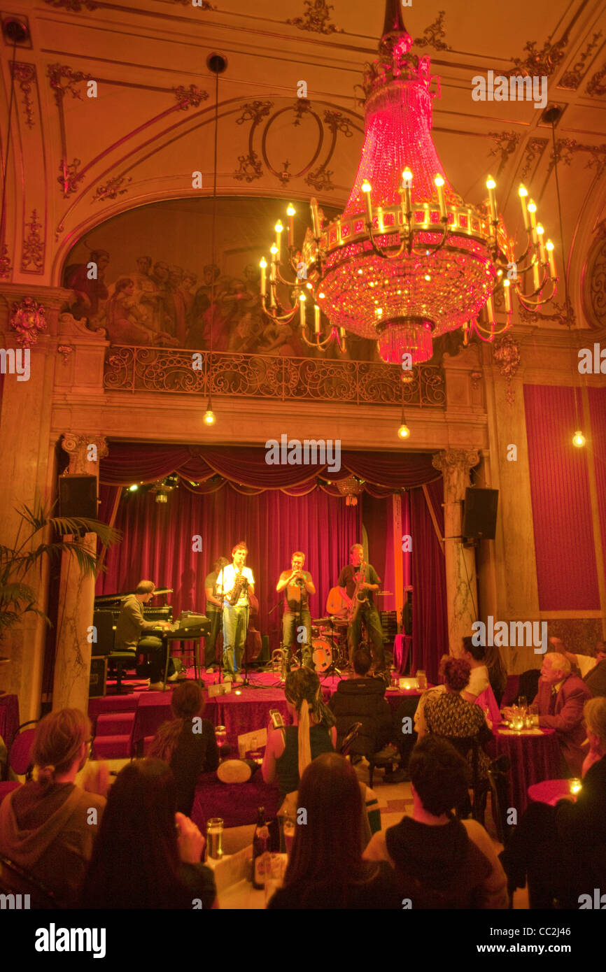 Wiener rote bar -Fotos und -Bildmaterial in hoher Auflösung – Alamy