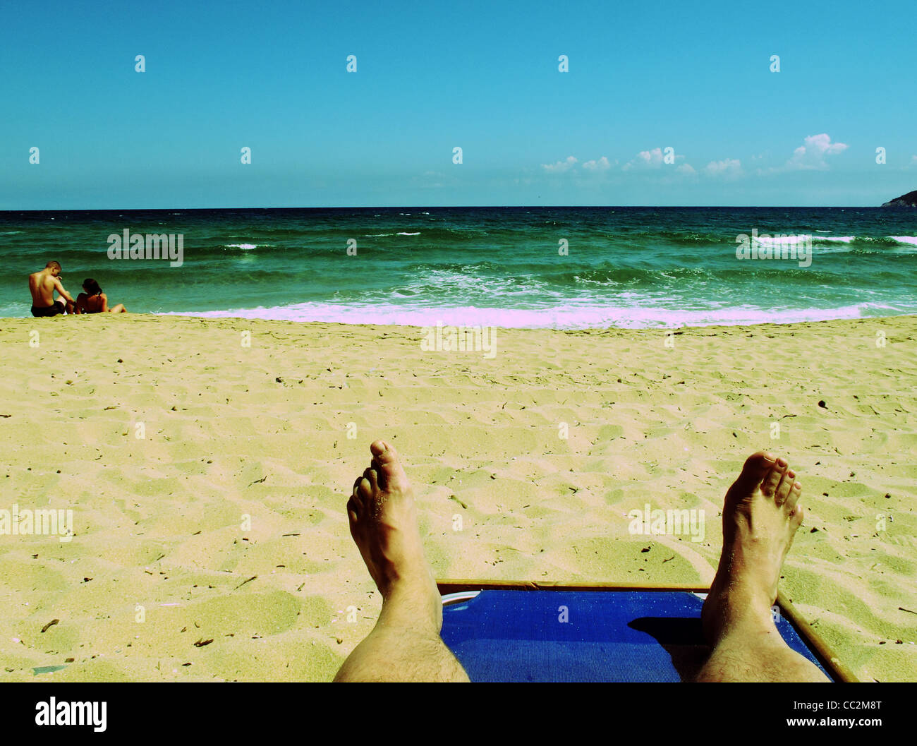 Point Of View Outlook aus Urlauber liegen auf einem Liegestuhl am ...