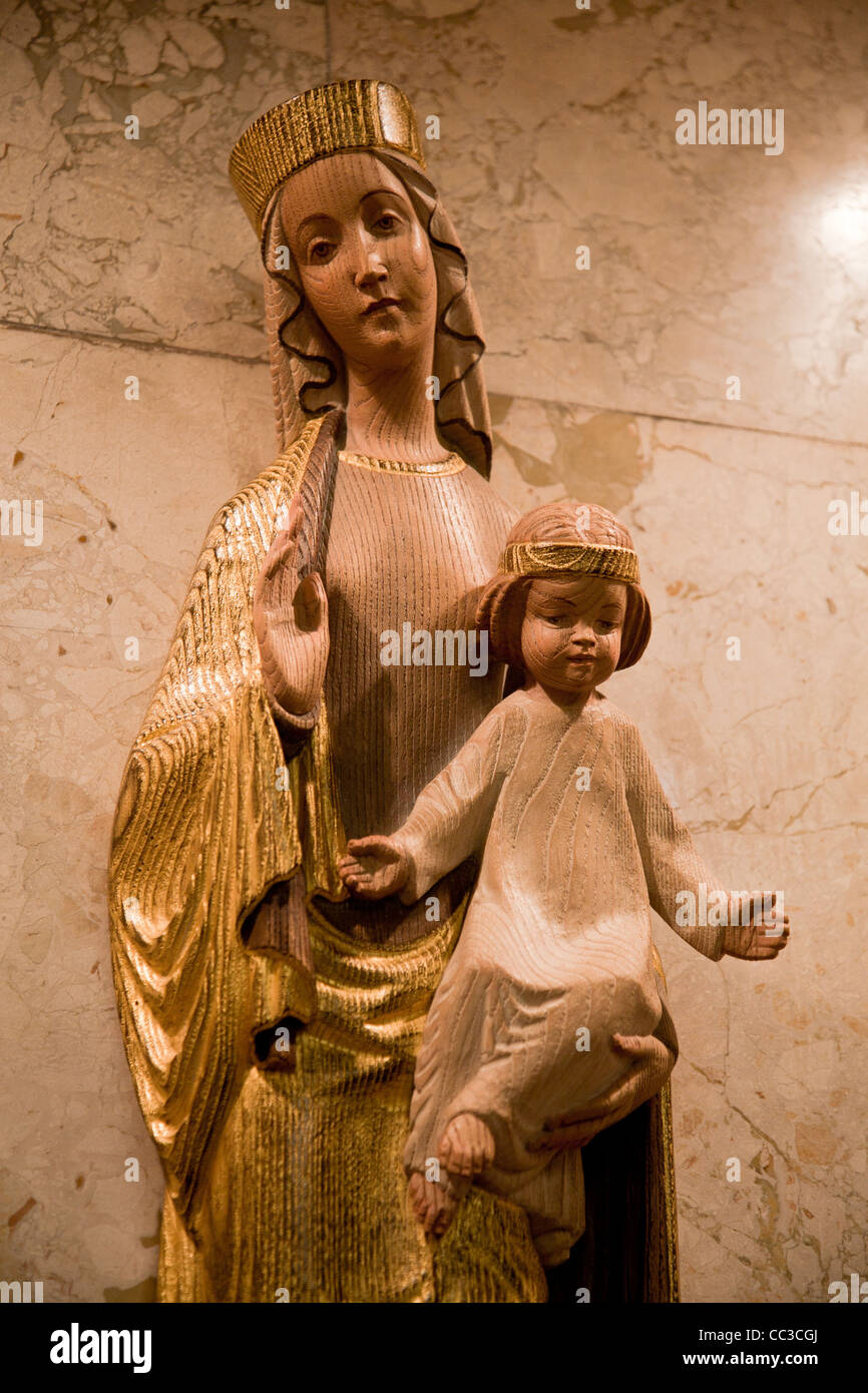 Eine Statue von Maria, die Mutter von Jesus und dem heiligen Kind Stockfotografie - Alamy