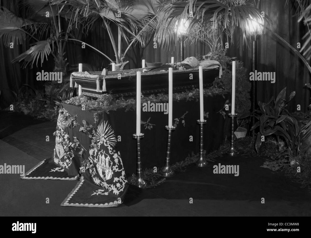 Sarg auf katafalk Schwarzweiß-Stockfotos und -bilder - Alamy