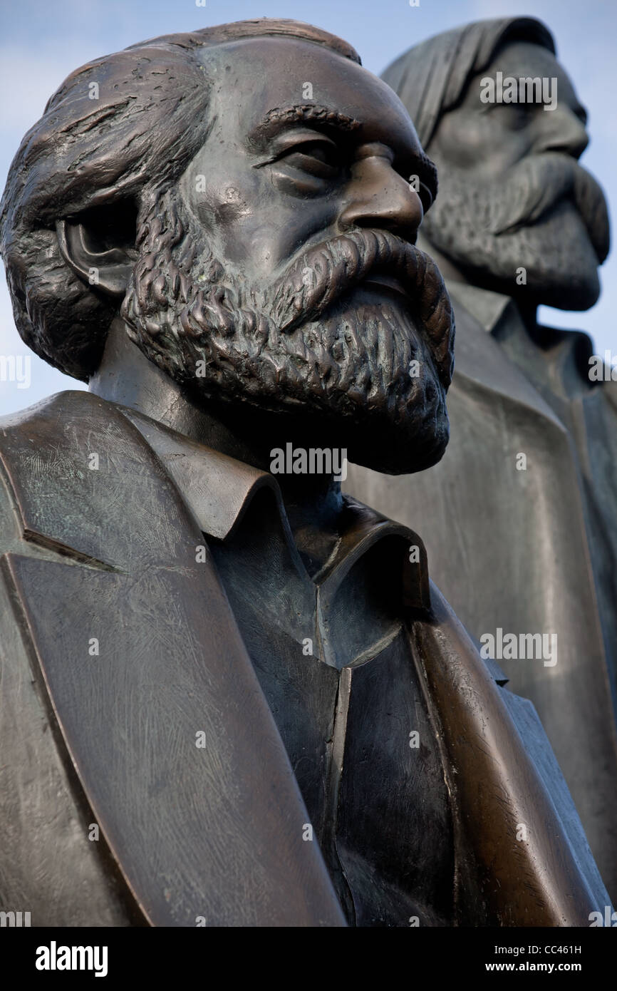 Statue von marx und engels -Fotos und -Bildmaterial in hoher Auflösung ...