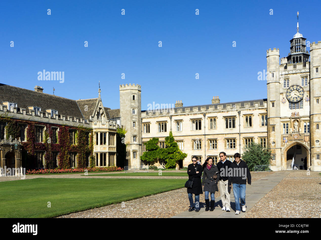 Der Great Court mit (Master Lodge auf links) und Kapelle Eingang rechts ...