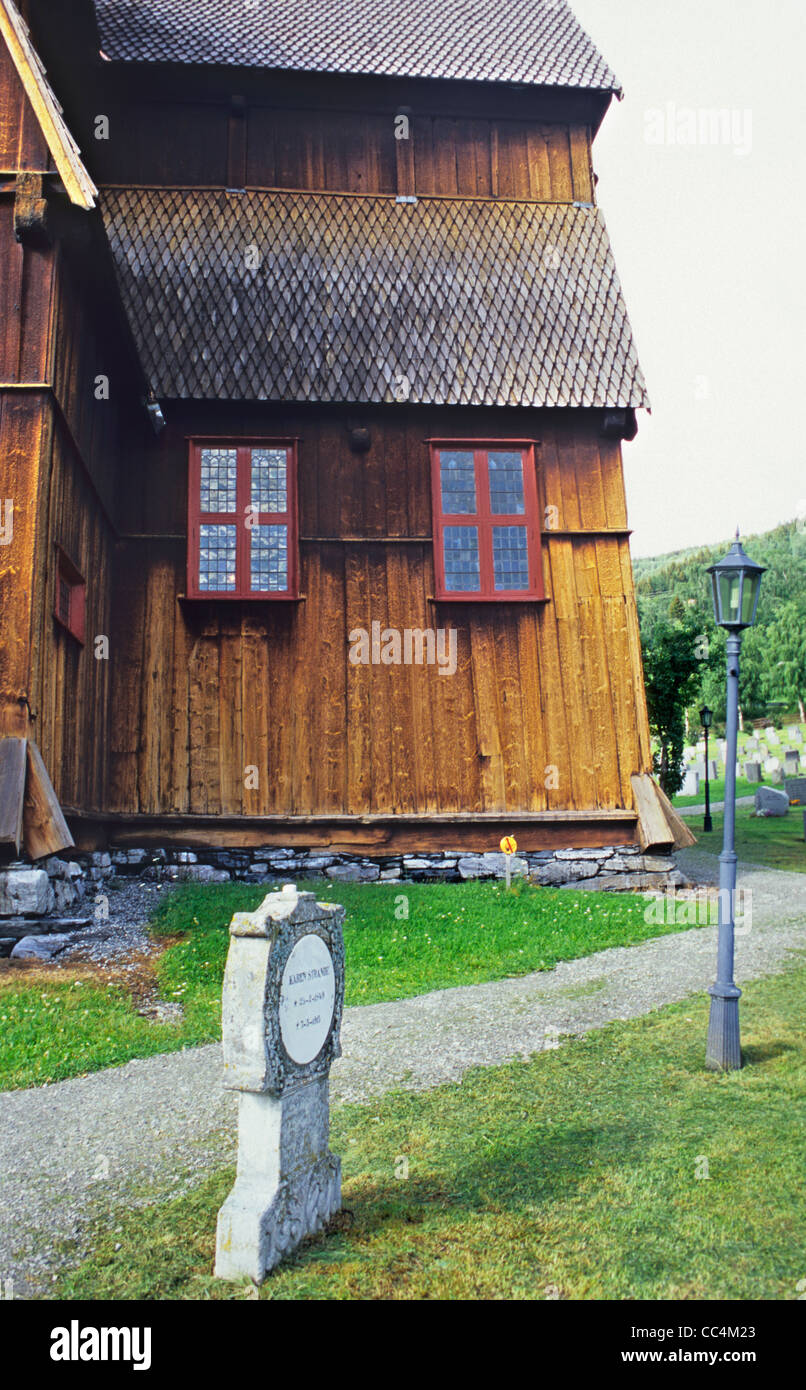 Stabkirche ringebu mit friedhof -Fotos und -Bildmaterial in hoher ...
