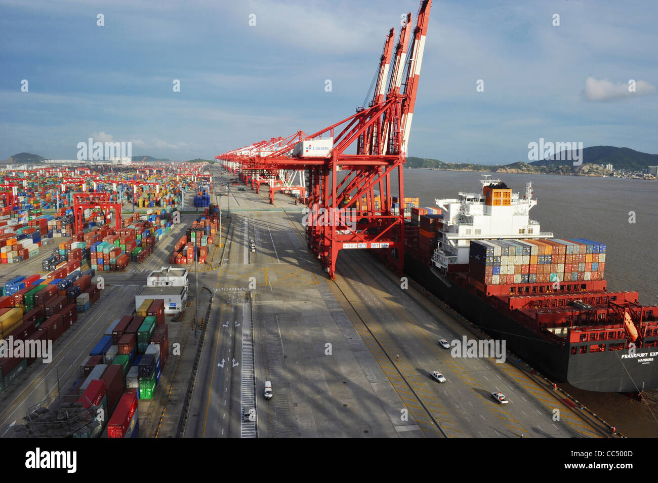 Yangshan container port shanghai china -Fotos und -Bildmaterial in ...