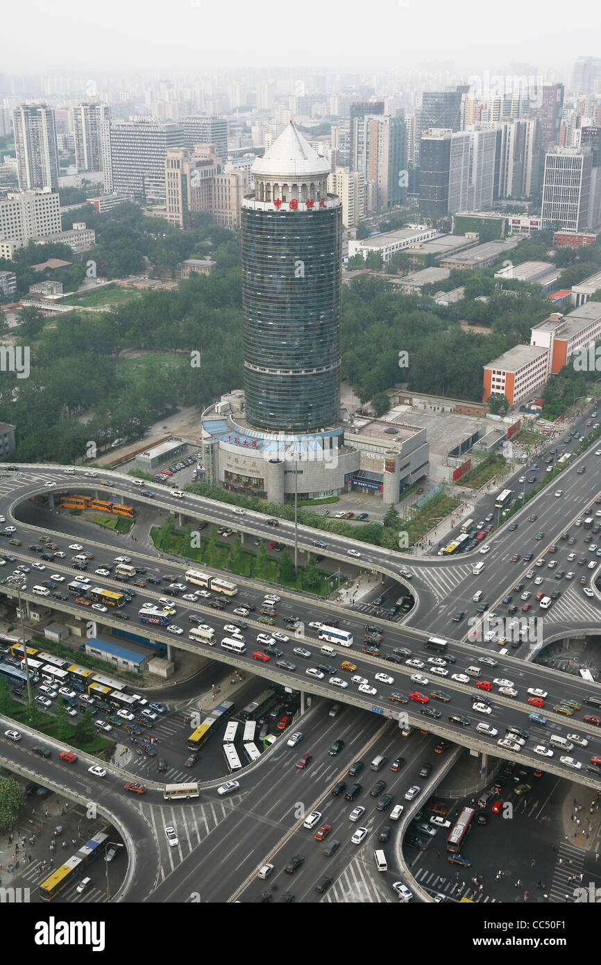 Viel befahrenen Autobahn im Central Business District, Beijing, China ...