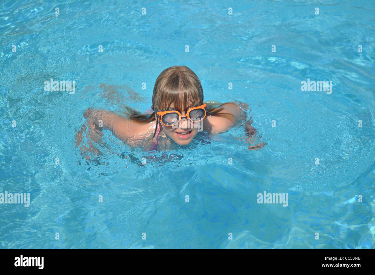 Ein 9 Jahre altes Mädchen schwimmen lernen Stockfotografie - Alamy