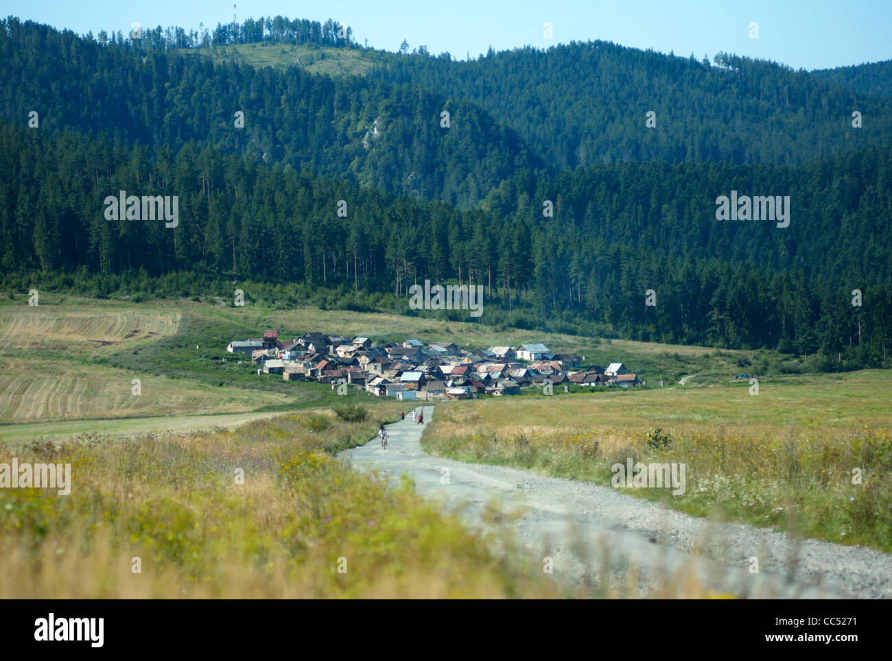 Ein Zigeuner oder Roma-Dorf auf der nördlichen Seite des Nationalparks ...