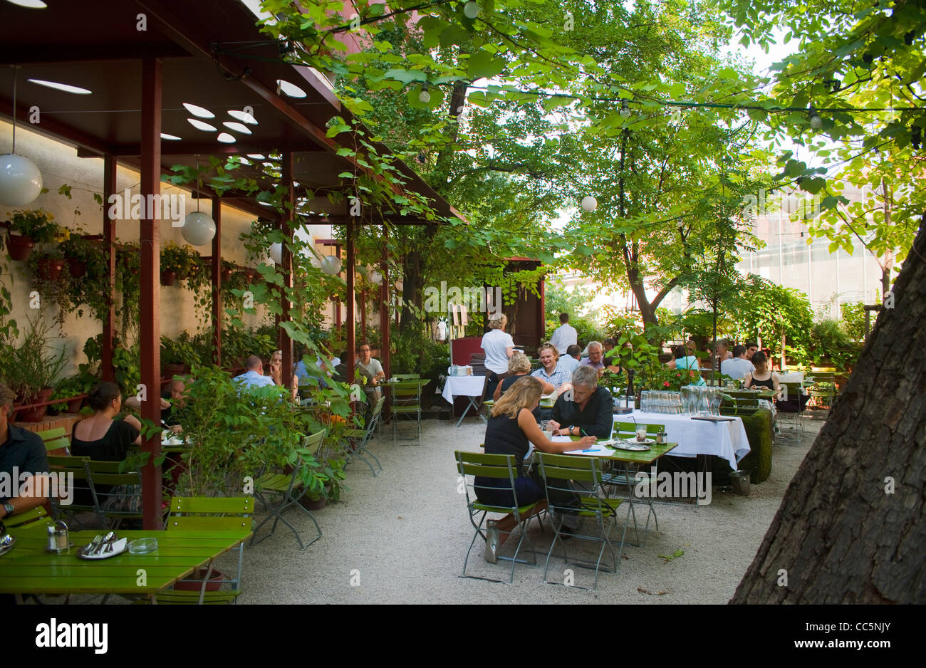 7, Glacis Beisl, Museumsquartier Wien Stockfotografie - Alamy
