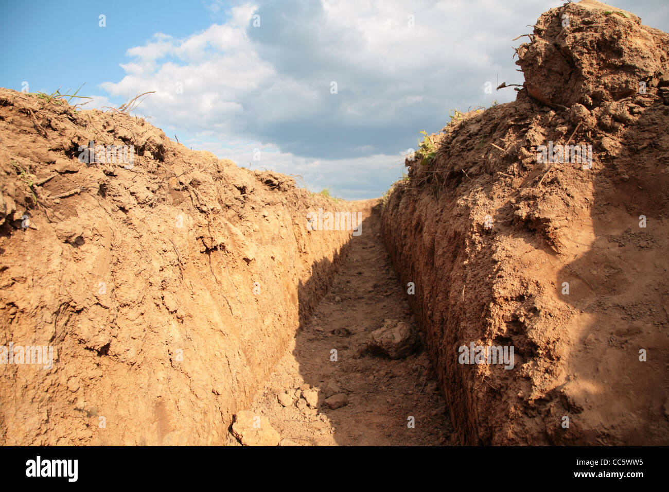 Graben ausheben -Fotos und -Bildmaterial in hoher Auflösung – Alamy