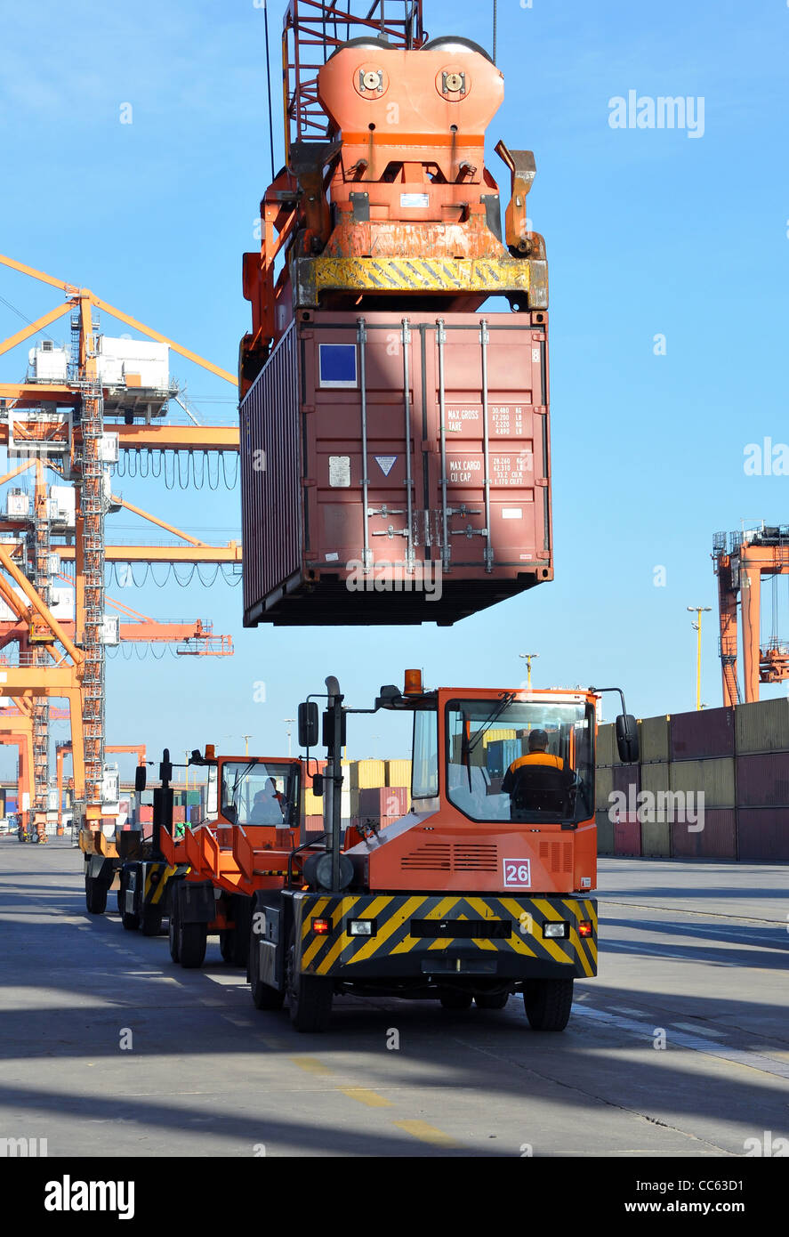 Kran mit Container und LKW Stockfotografie - Alamy