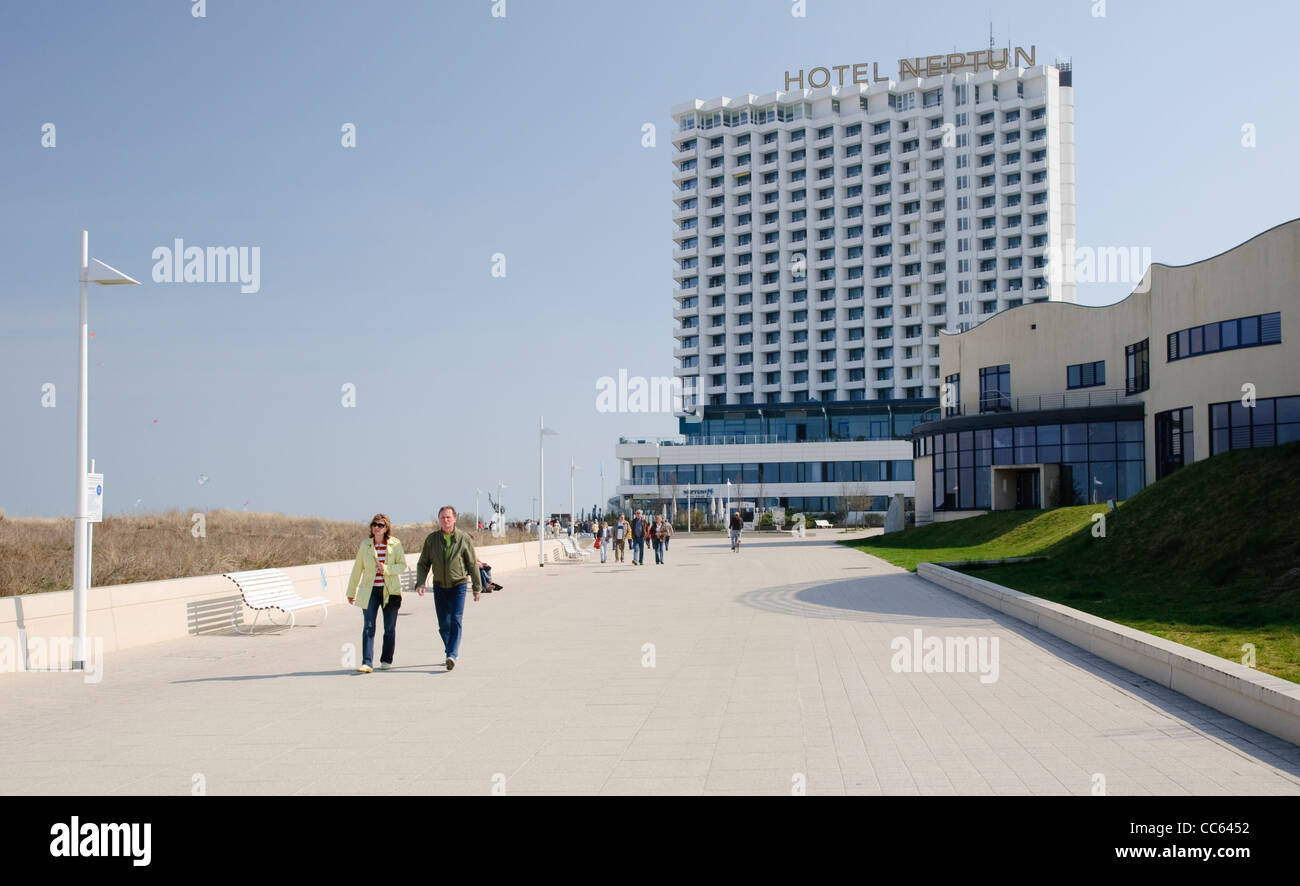 Hotel neptun mit strandpromenade -Fotos und -Bildmaterial in hoher ...