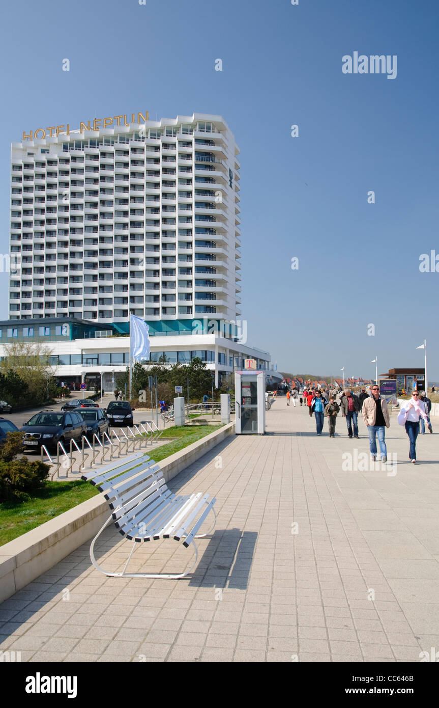 Hotel neptun mit strandpromenade -Fotos und -Bildmaterial in hoher ...