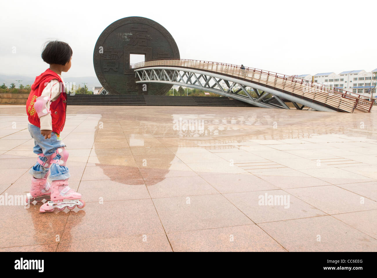 Mädchen Inline-Skaten auf dem Platz in Huize Park, Qujing, Yunnan ...