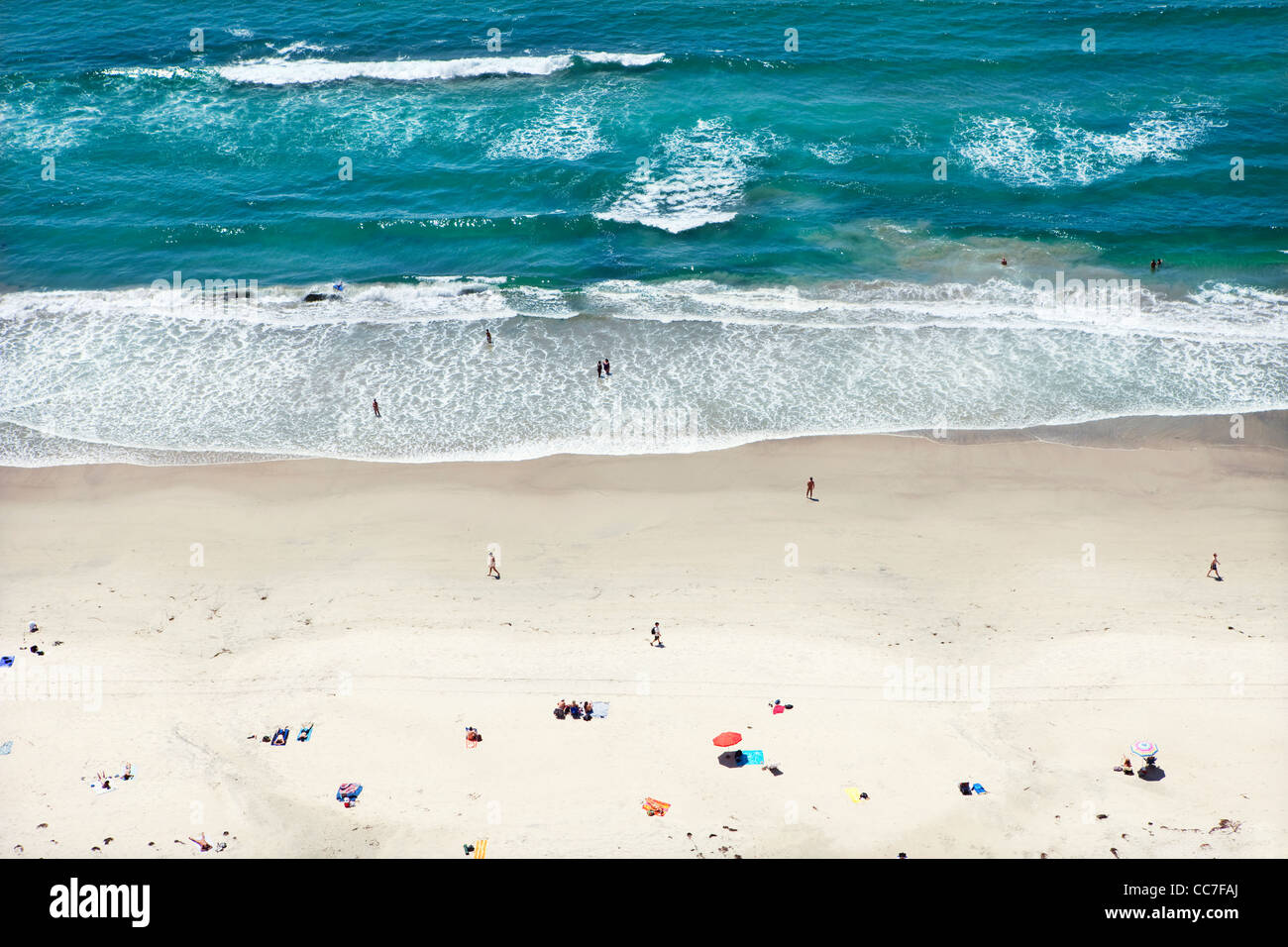 Menschen Am Strand Sonnenbaden Stockfotos und -bilder Kaufen - Alamy