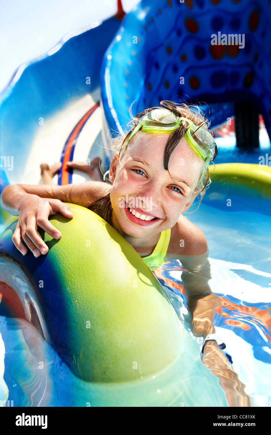 Kleine mädchen bikini aquapark -Fotos und -Bildmaterial in hoher ...