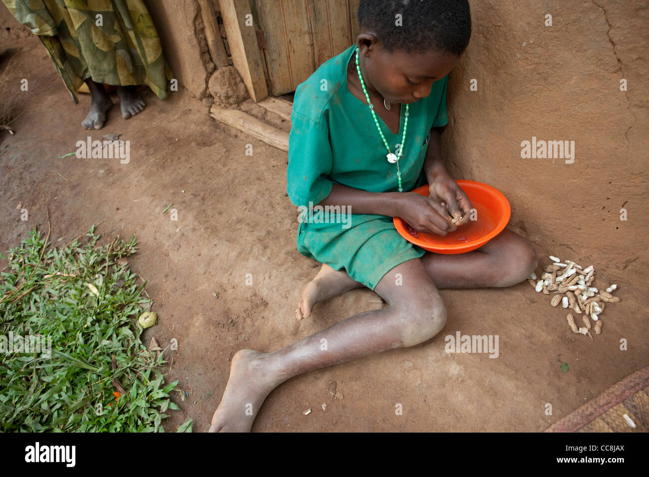 Barfuß junge kid schlamm -Fotos und -Bildmaterial in hoher Auflösung ...