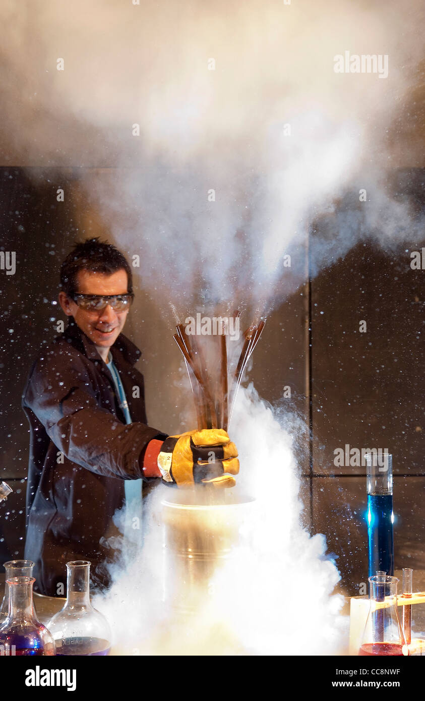 Scientist experiment explosion -Fotos und -Bildmaterial in hoher ...