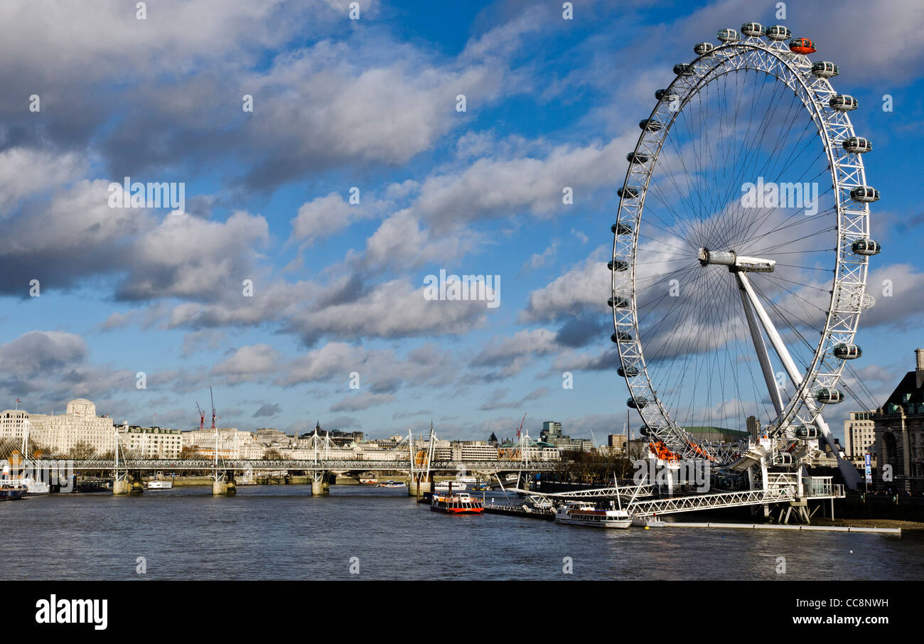 Themse und Aussicht auf South Bank und London Eye South Bank London ...