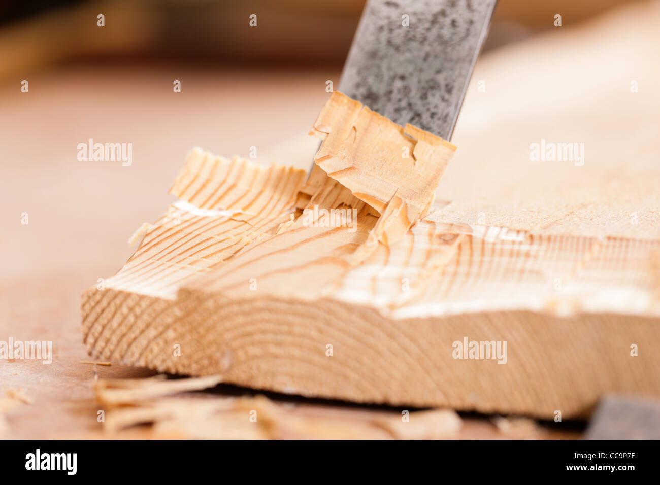 Tischler arbeiten mit einem Meißel in seiner Werkstatt; Close-up auf ...