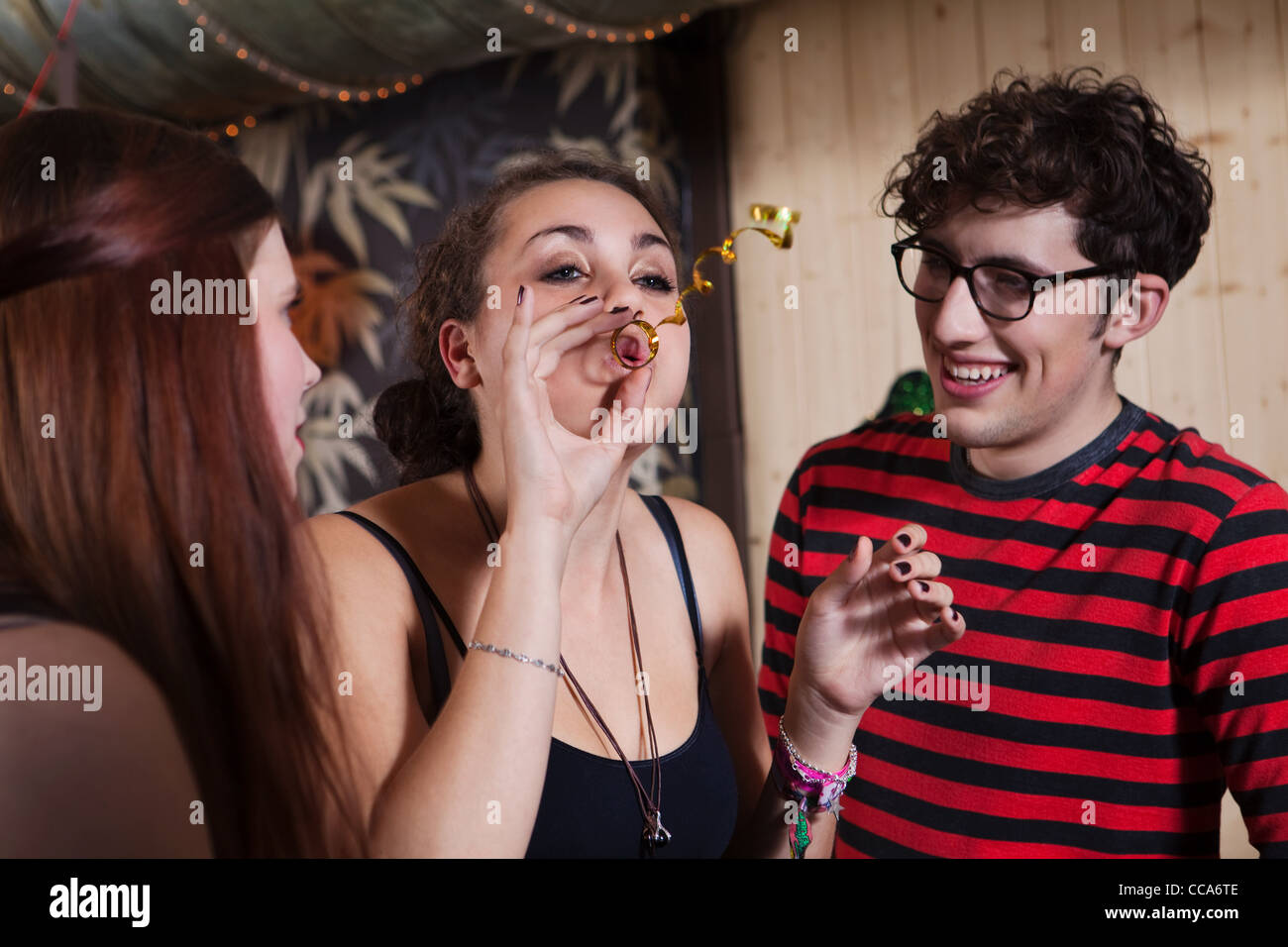 Junge bläst Streamer mit Freunden Stockfotografie - Alamy