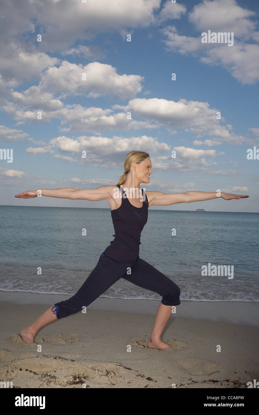Mitte erwachsenen Frau in Yoga-Pose am Strand Stockfotografie - Alamy