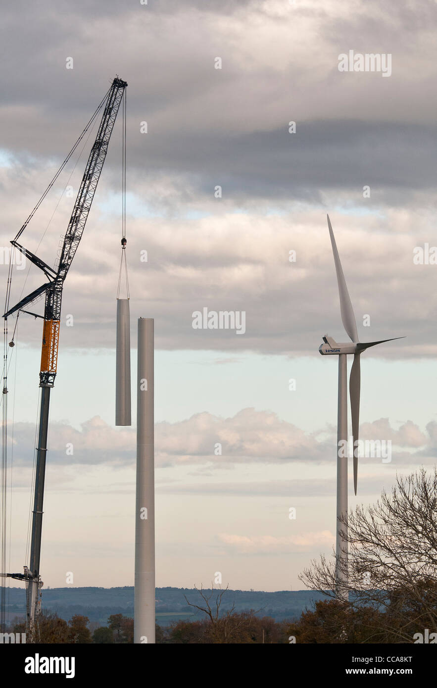 Bau einer windkraftanlage mit kran -Fotos und -Bildmaterial in hoher ...