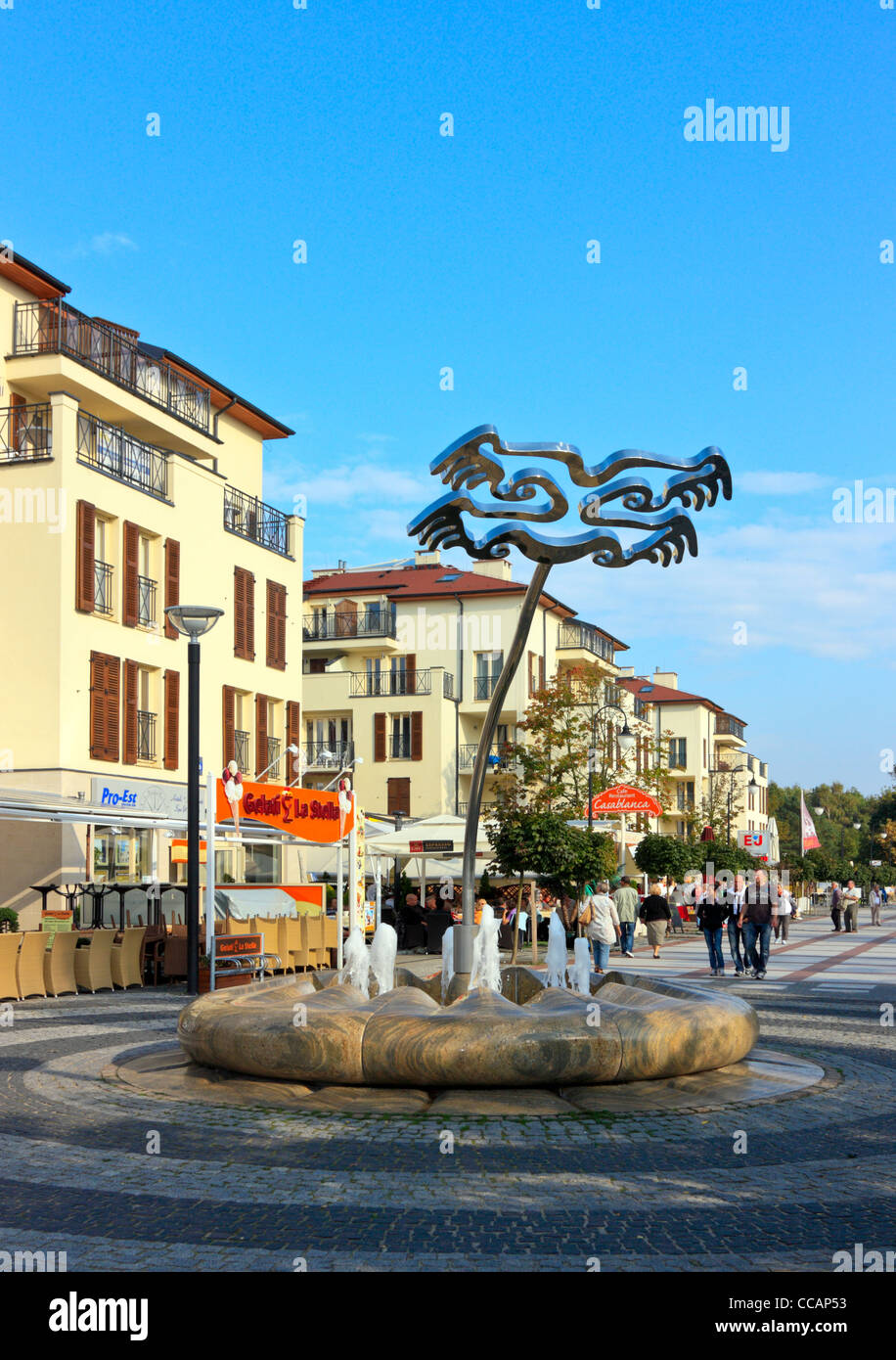 Moderne Skulptur an der Strandpromenade in Swinemünde, Polen ...