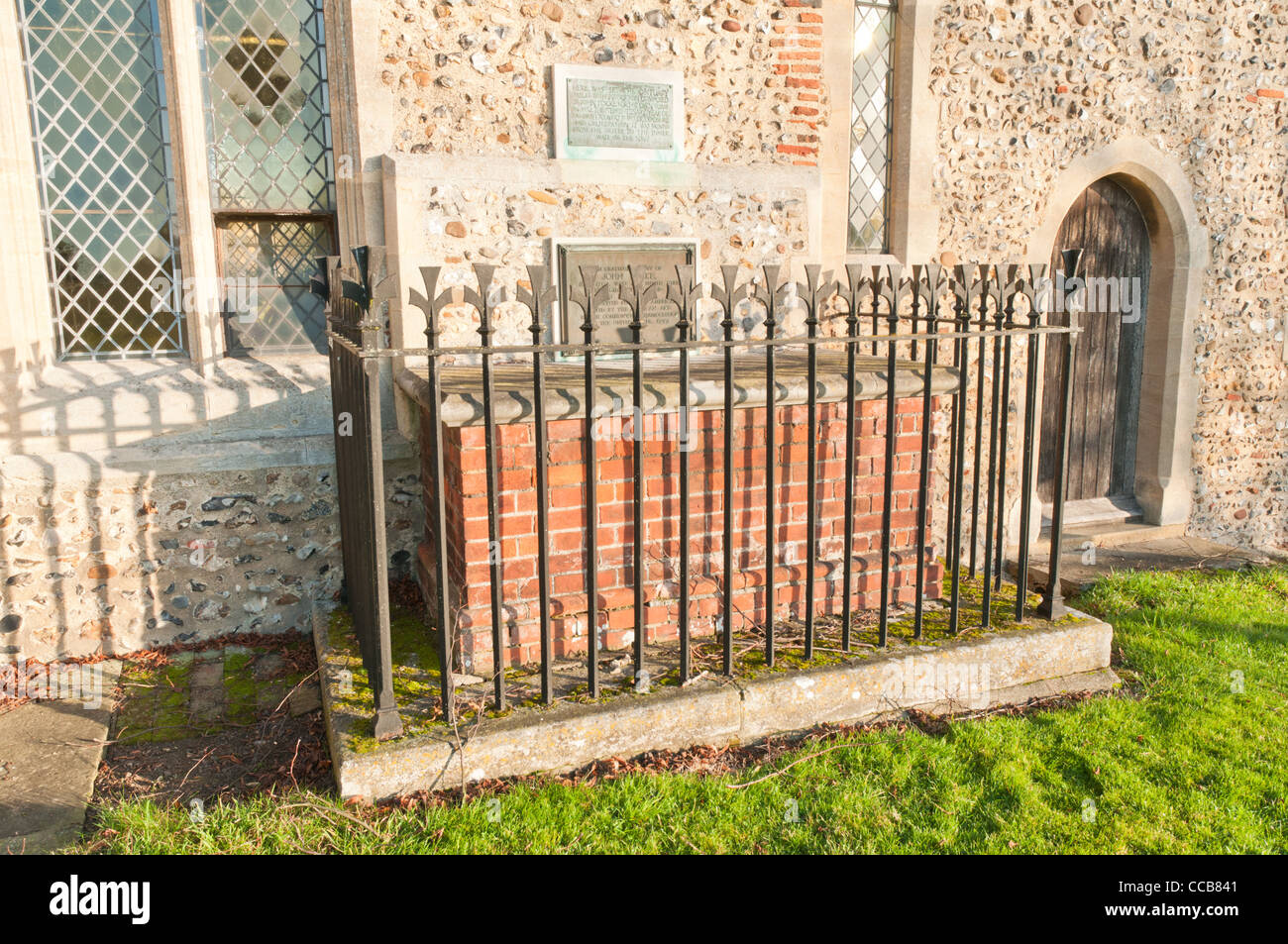 All Saints Church, hohe Laver, Essex, England zeigt das Grab des ...