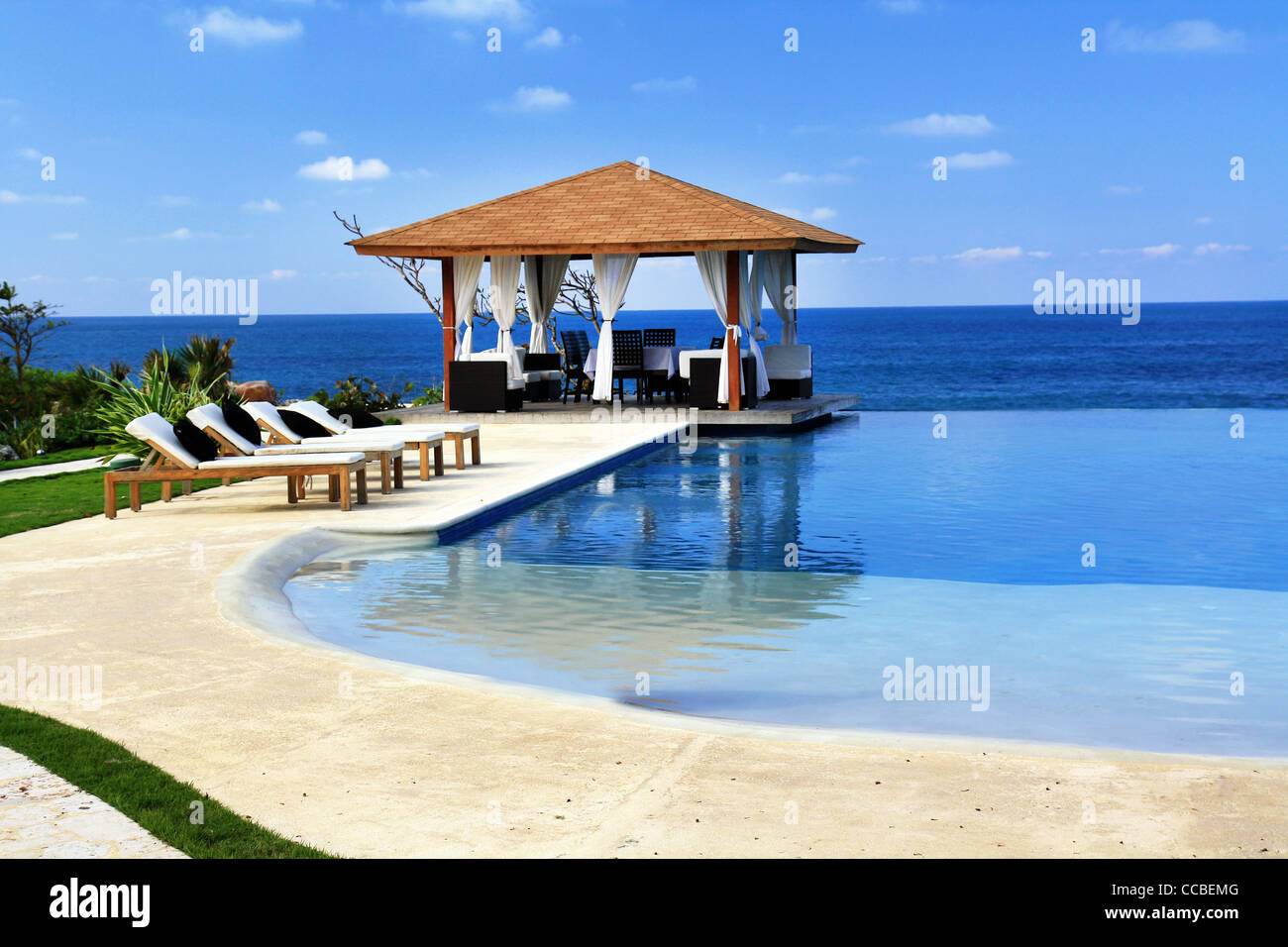 Pool pavillon -Fotos und -Bildmaterial in hoher Auflösung – Alamy