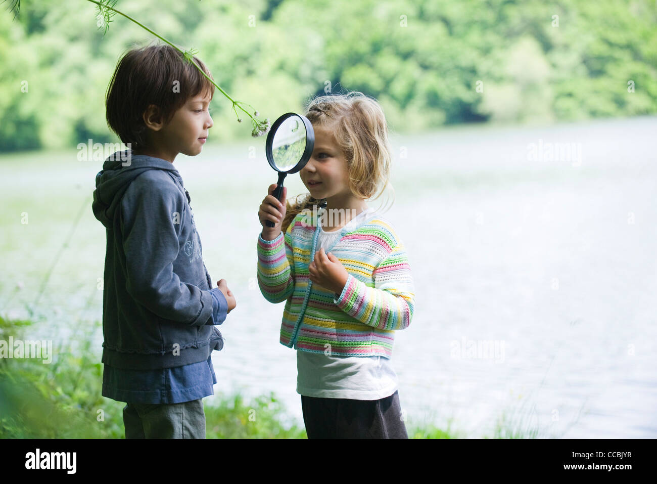 Kinder spielen mit Lupe im freien Stockfotografie - Alamy