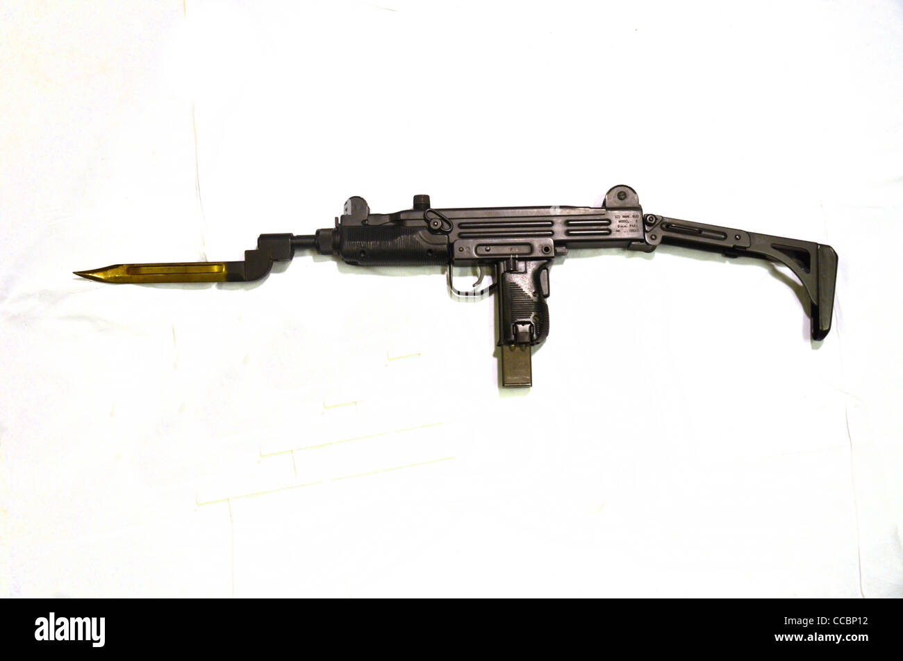 Uzi submachine gun -Fotos und -Bildmaterial in hoher Auflösung – Alamy
