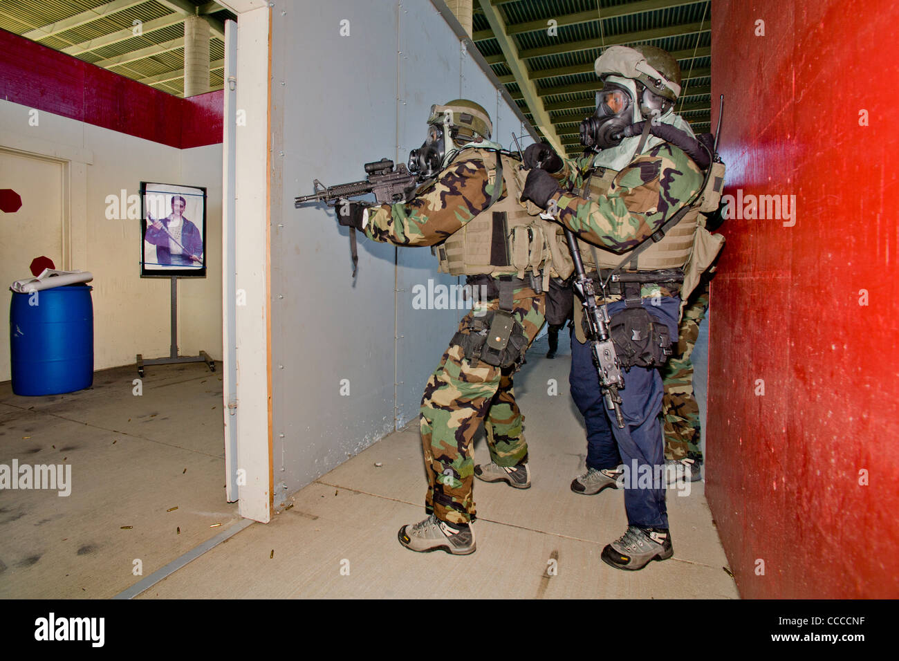 Swat Team Entering Stockfotos und -bilder Kaufen - Alamy