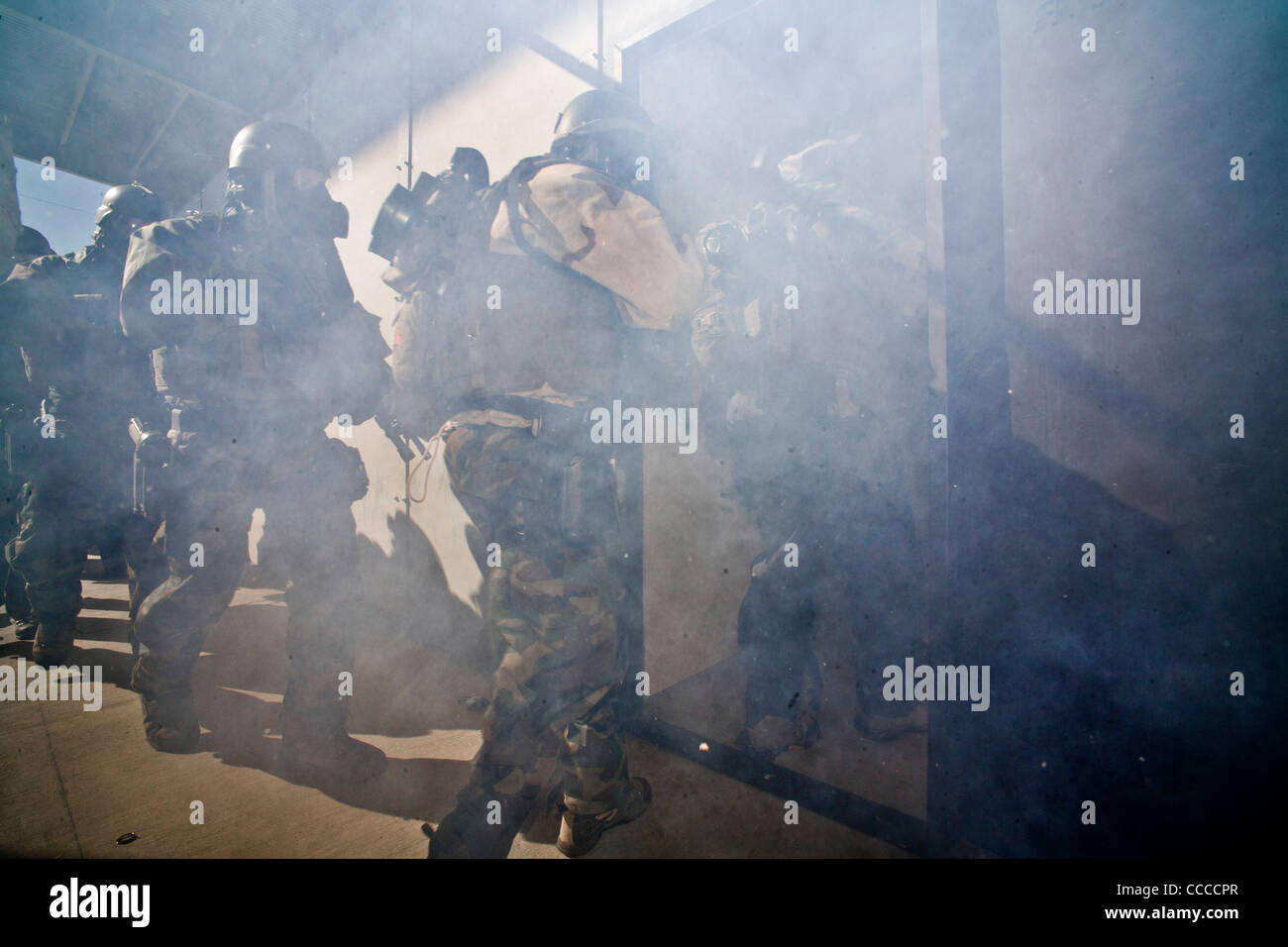 Fbi swat special weapons tactics -Fotos und -Bildmaterial in hoher ...