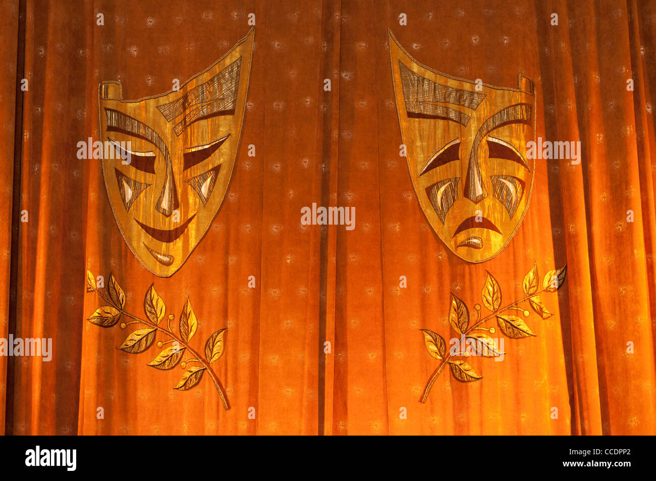 Theatermasken an den Vorhängen im theater Stockfotografie - Alamy