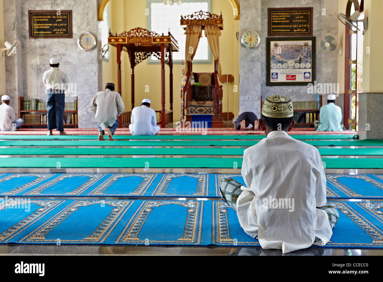 Muslims praying mosque -Fotos und -Bildmaterial in hoher Auflösung – Alamy
