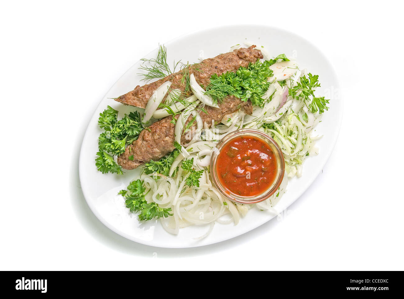 gehacktem Hammelfleisch Kotelett mit Soße und Gemüse am Teller ...