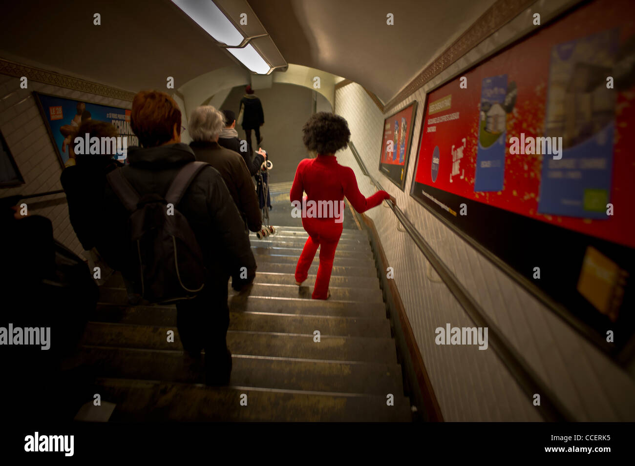 Walking barefoot to paris -Fotos und -Bildmaterial in hoher Auflösung ...