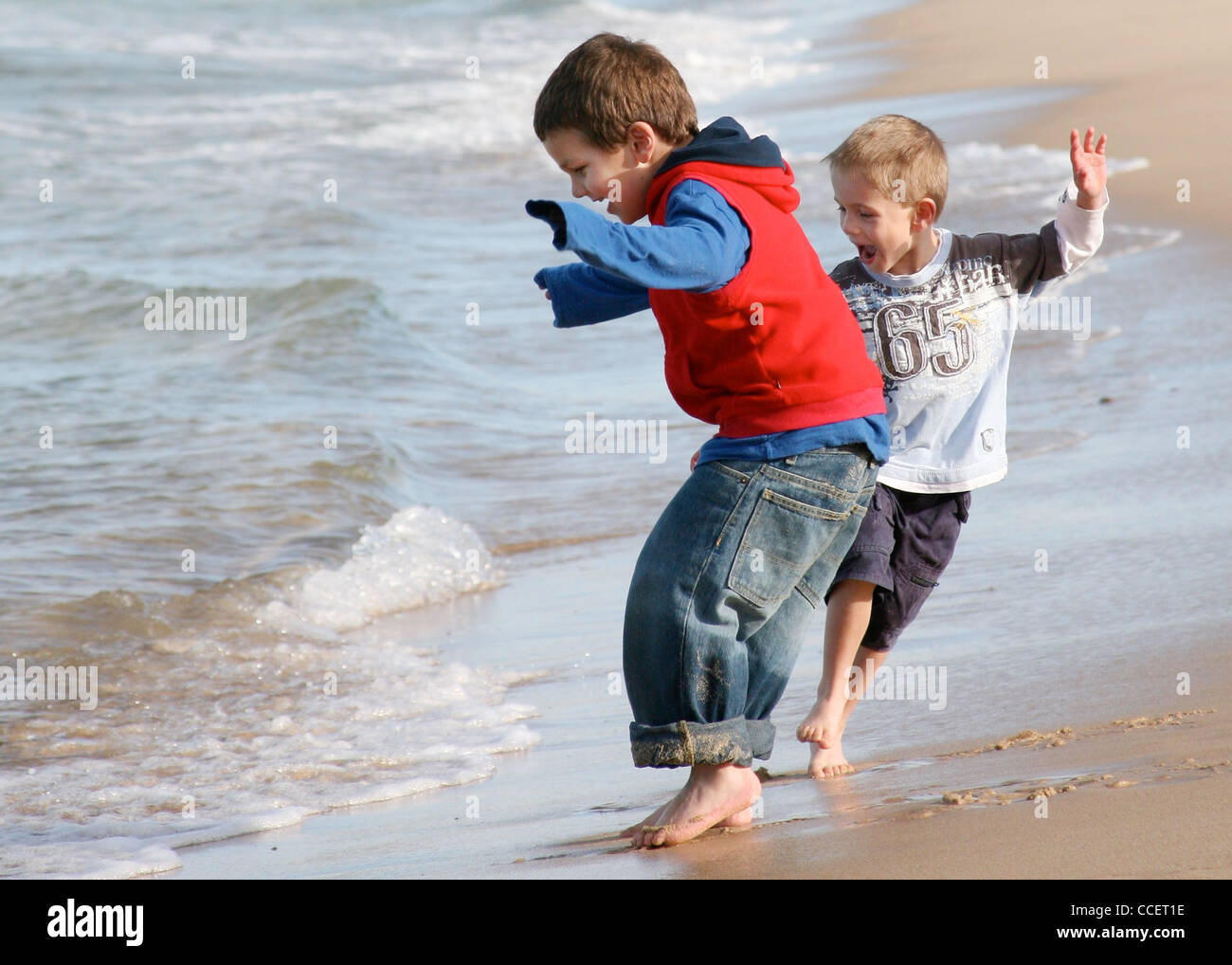 Kinder spielen am Strand Stockfotografie - Alamy