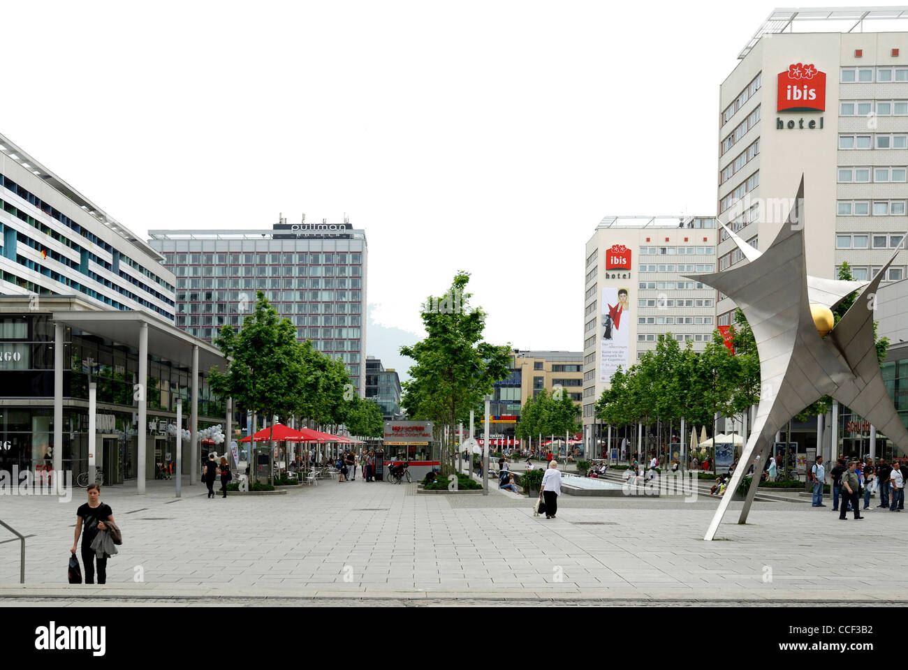 Prager Straße in Dresden mit Blick auf die Hotels der Ibis-Gruppe ...