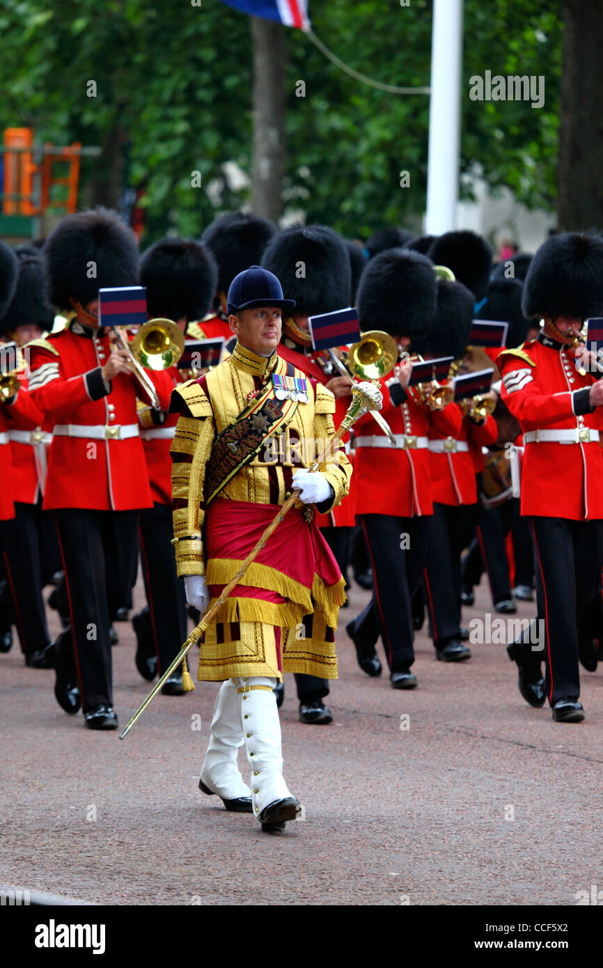 Kapellmeister und Brass Band des irischen und Coldstream Guards marschieren entlang Pall Mall ...