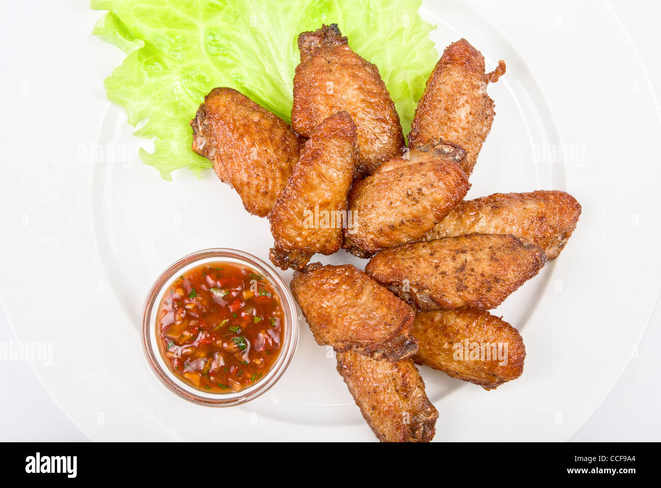 Huhn gebraten Flügel Gericht mit Soße auf weißem Hintergrund ...