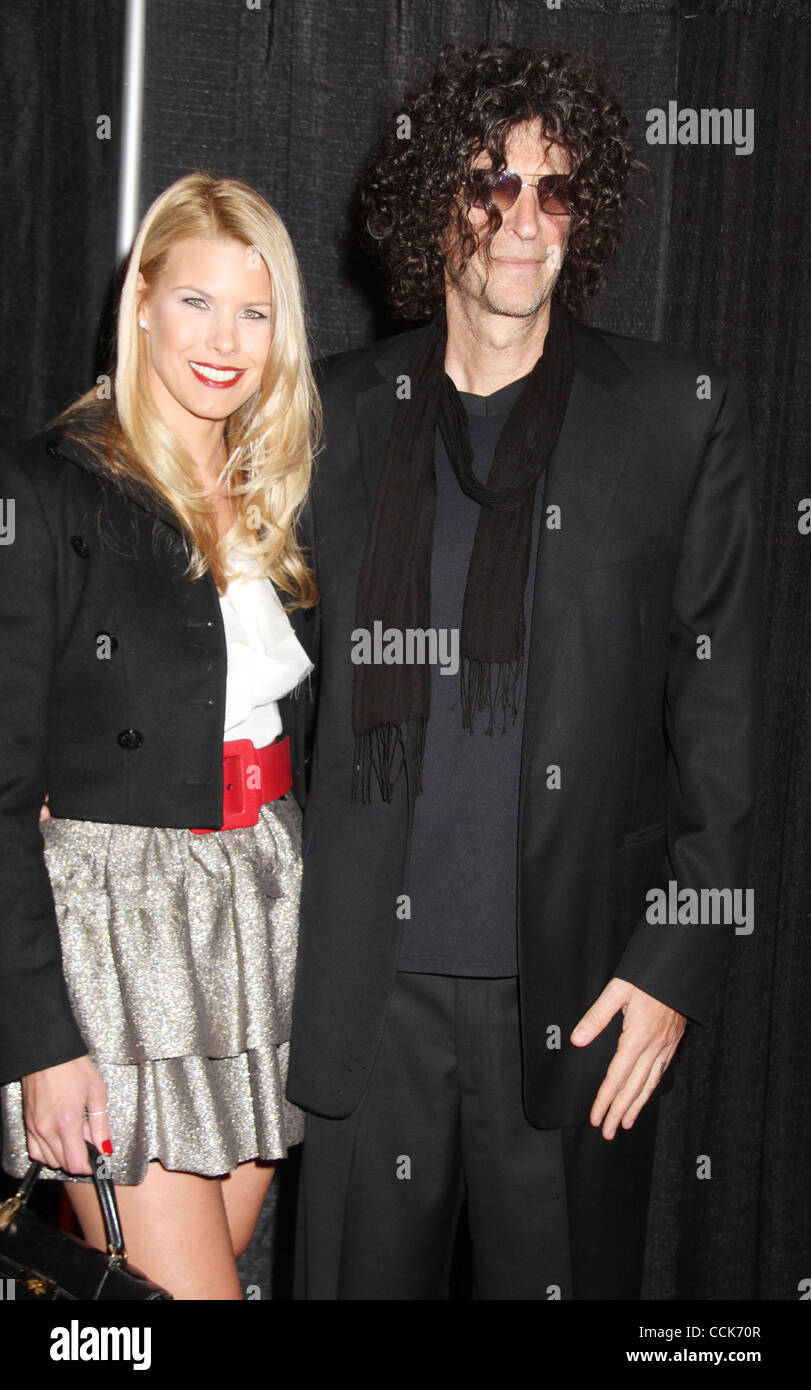 1. Dezember 2010 - New York, New York, USA - Model BETH OSTROSKY und ...